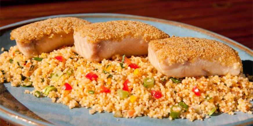 Pirarucu assado com cuscuz de farinha d'água