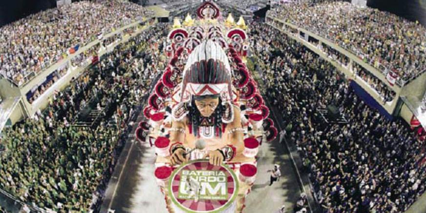 Bumbás de Parintins desfilam no Carnaval do Rio