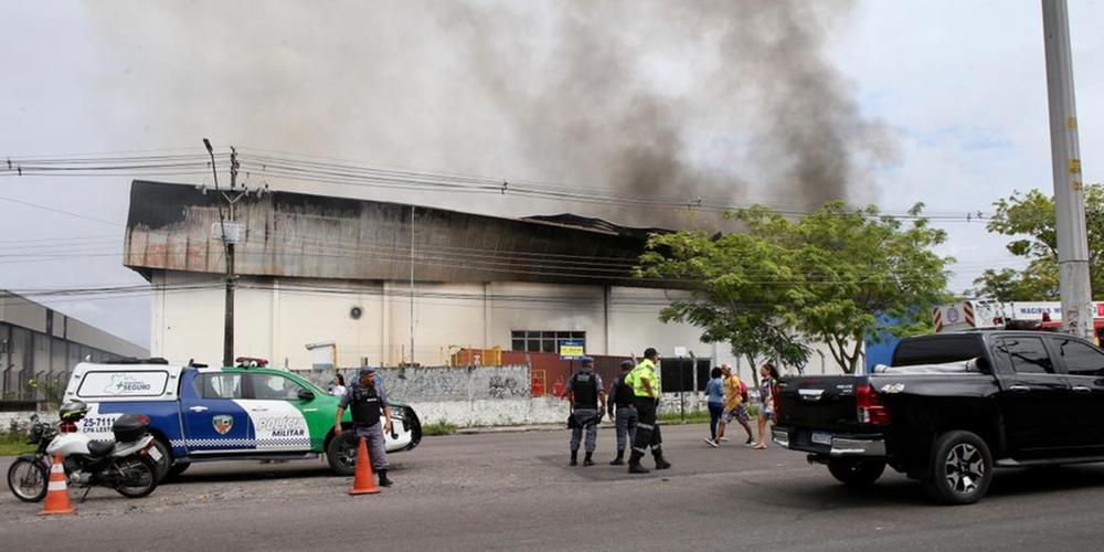 Incêndio de grandes proporções coloca em risco estrutura de fábrica na ...