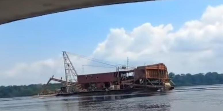 Draga de ouro é interceptada navegando em área indígena do Rio Negro