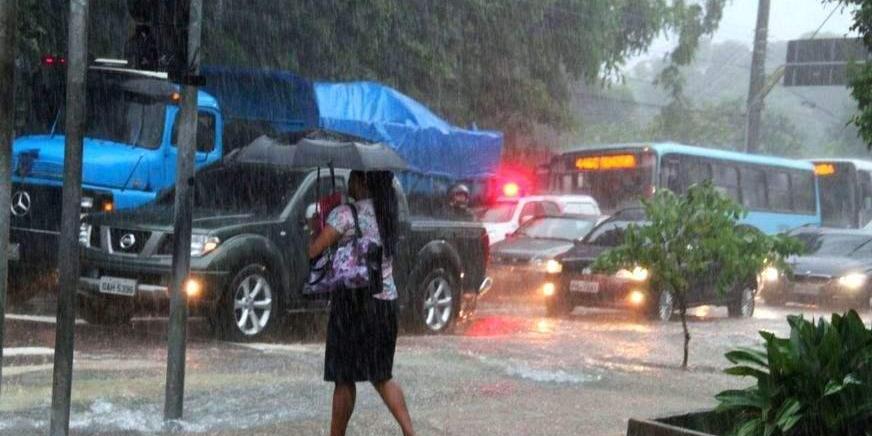 Em pleno verão amazônico, Manaus amanhece com forte chuva