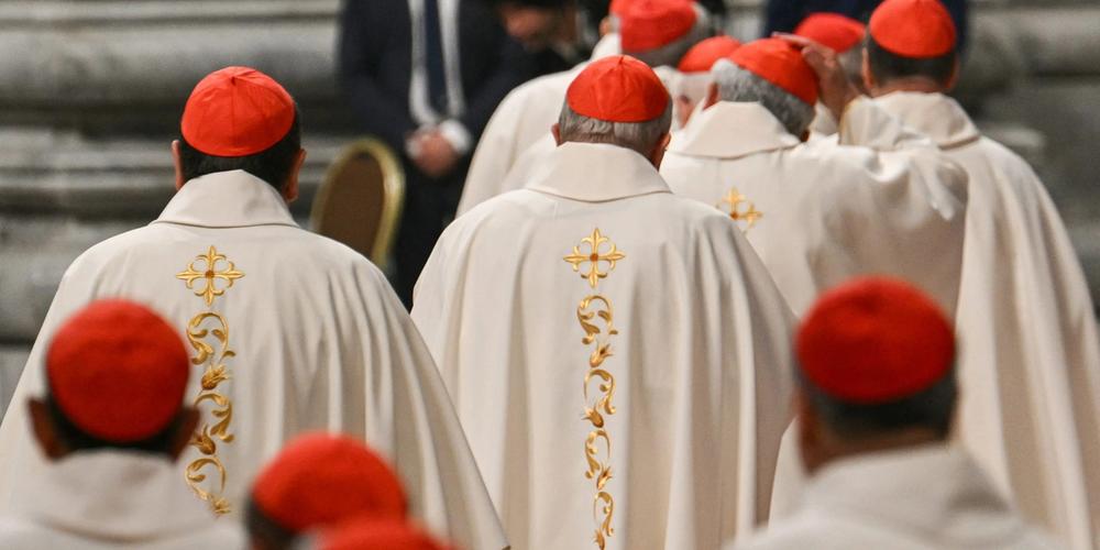 Os 133 cardeais eleitores no próximo conclave chegaram a Roma