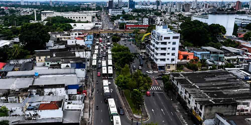 Protesto contra escala 6x1 paralisa ônibus em Manaus