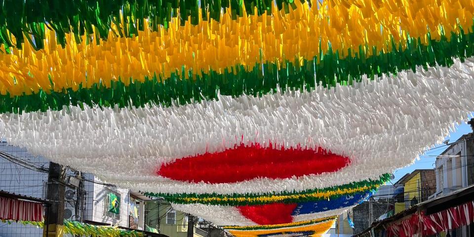 Rua Santa Izabel concentra torcedores para acompanhar estreia do Brasil