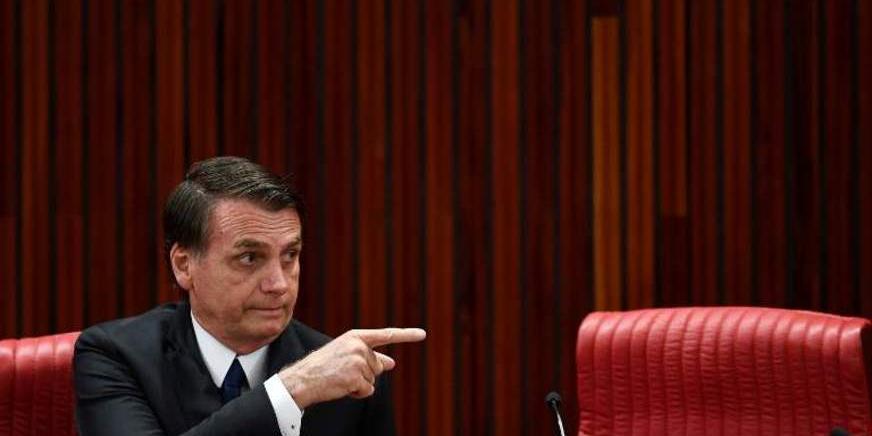 Bolsonaro vai usar decreto para liberar posse de arma a pessoas sem ...