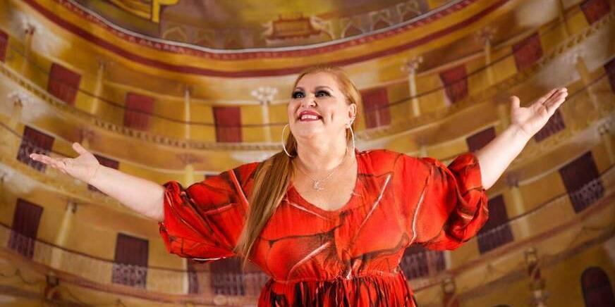 Cantora Lucilene Castro celebra 25 anos de carreira com DVD inédito