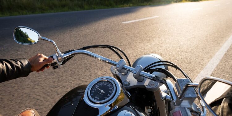 Governo determina multa para motociclistas que andarem com os pés ...